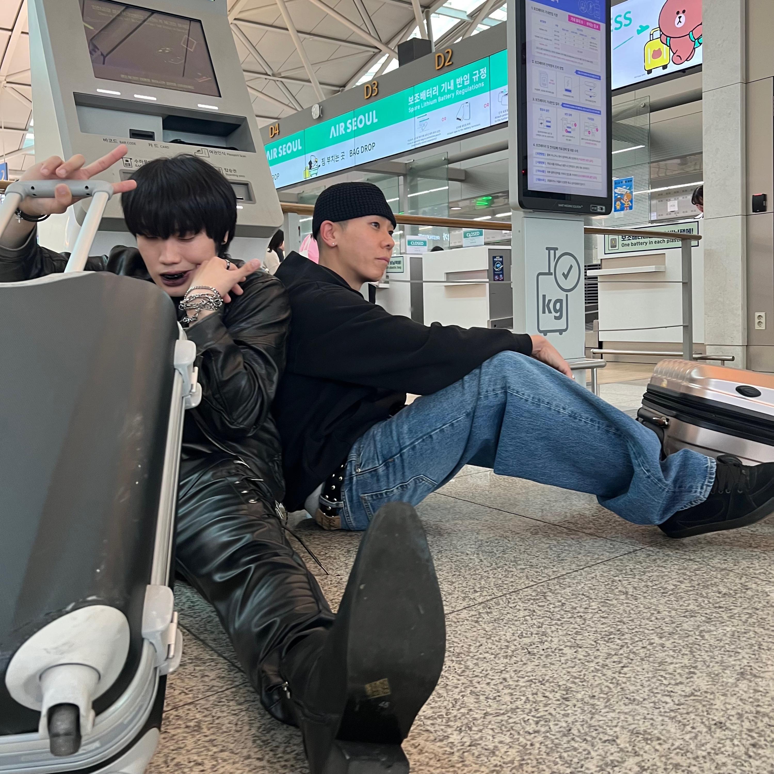 2025 (feat. Loco) - Molly Yam - 专辑 - 网易云音乐