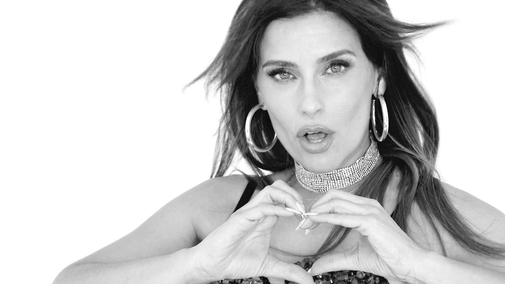 Corazón (Visualizer) - Nelly Furtado - 高清MV - 网易云音乐